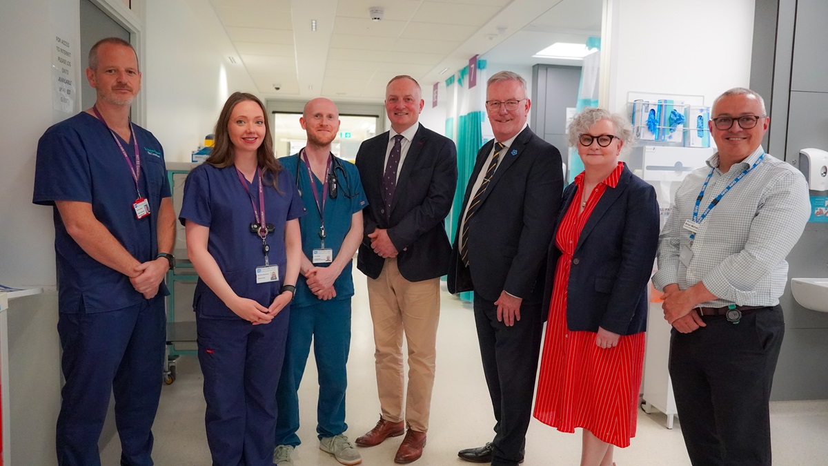 Minister welcomes new Emergency Medicine Consultants | Department of Health